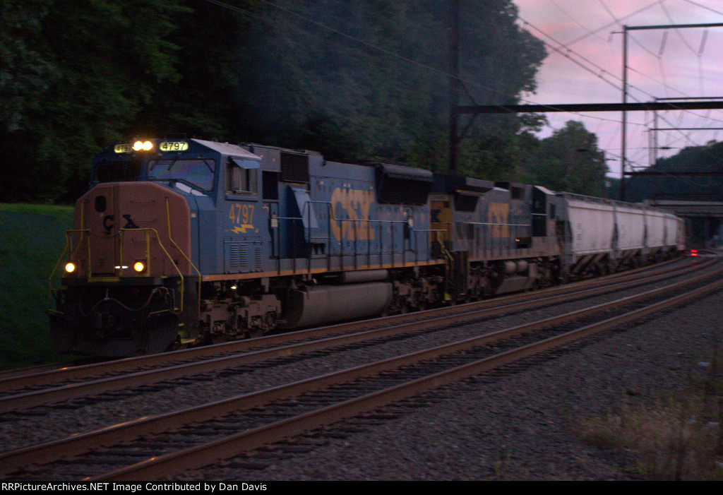 CSX SD70AC 4797 leads Q410-08